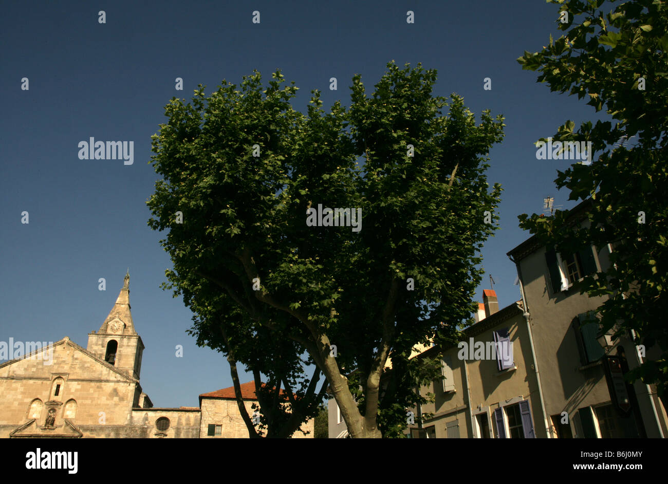 Arles buildings hi-res stock photography and images - Alamy