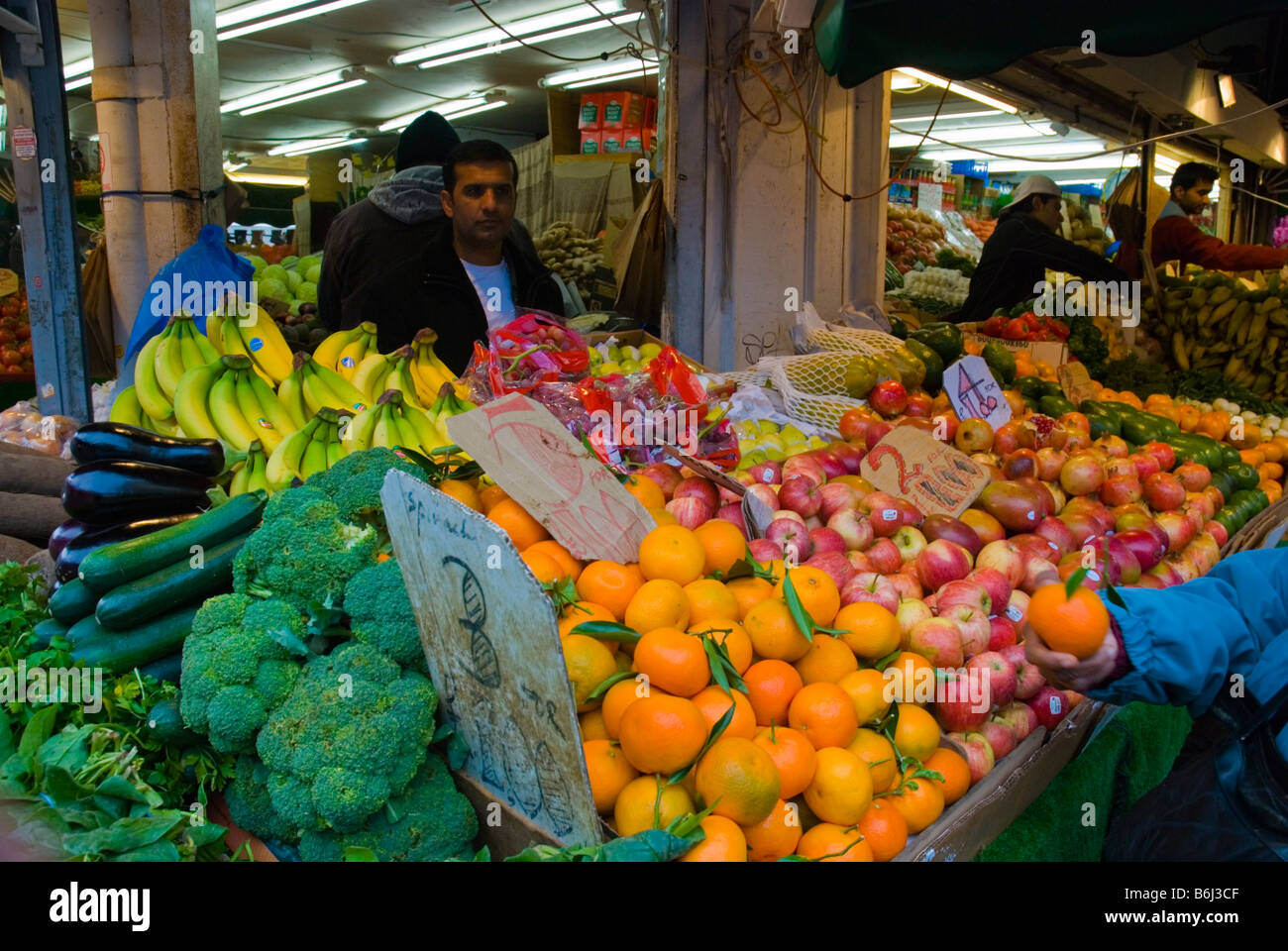 Fruit and vegetable seller london hi-res stock photography and images ...