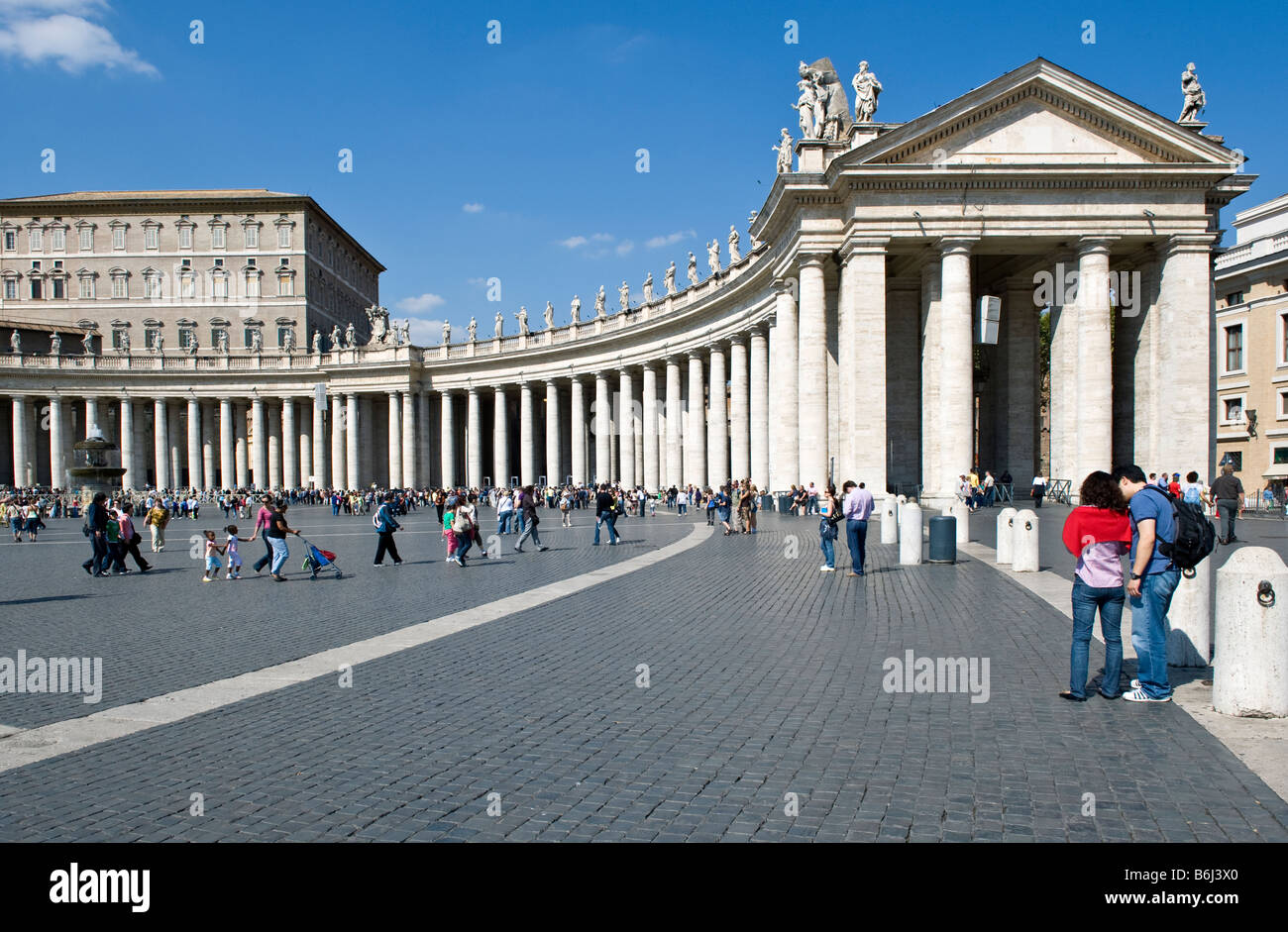 Rome the S Pietro in Vaticano cathedral colonnade Stock Photo - Alamy