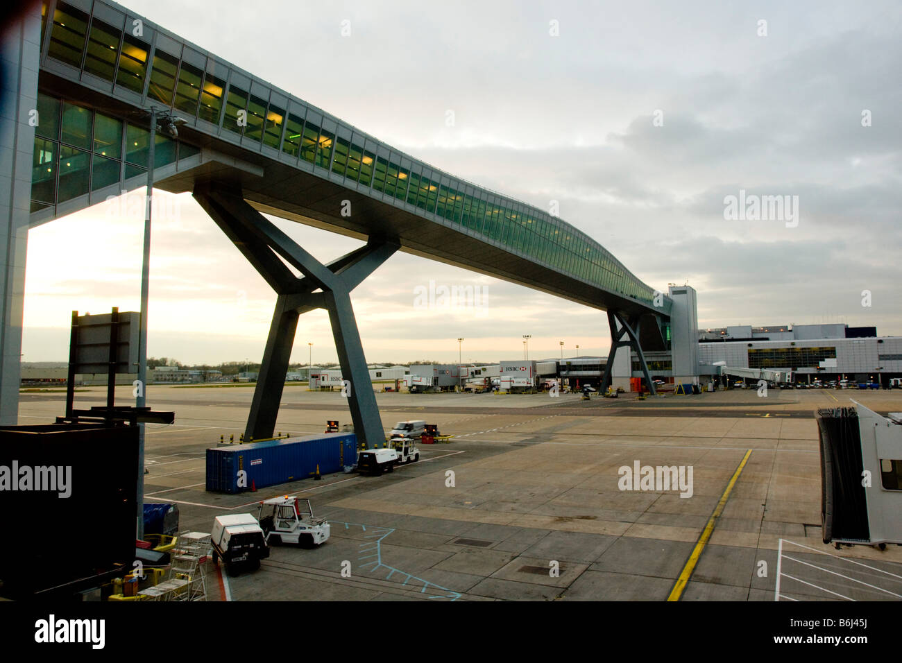 uk england Gatwick airport terminal bridge 2008 Stock Photo - Alamy