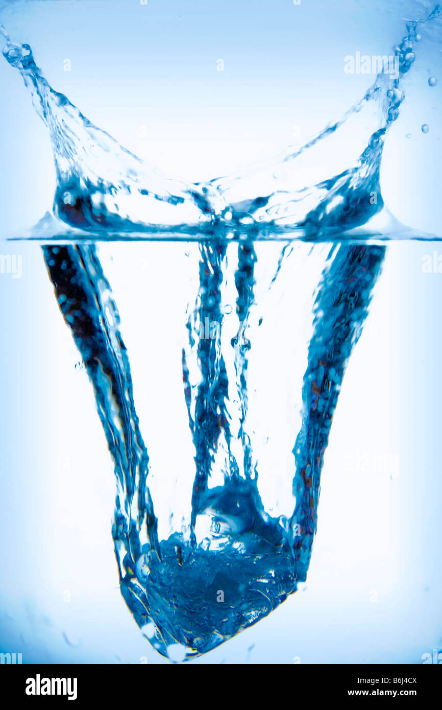 ICE CUBE SPLASHING INTO WATER Stock Photo - Alamy