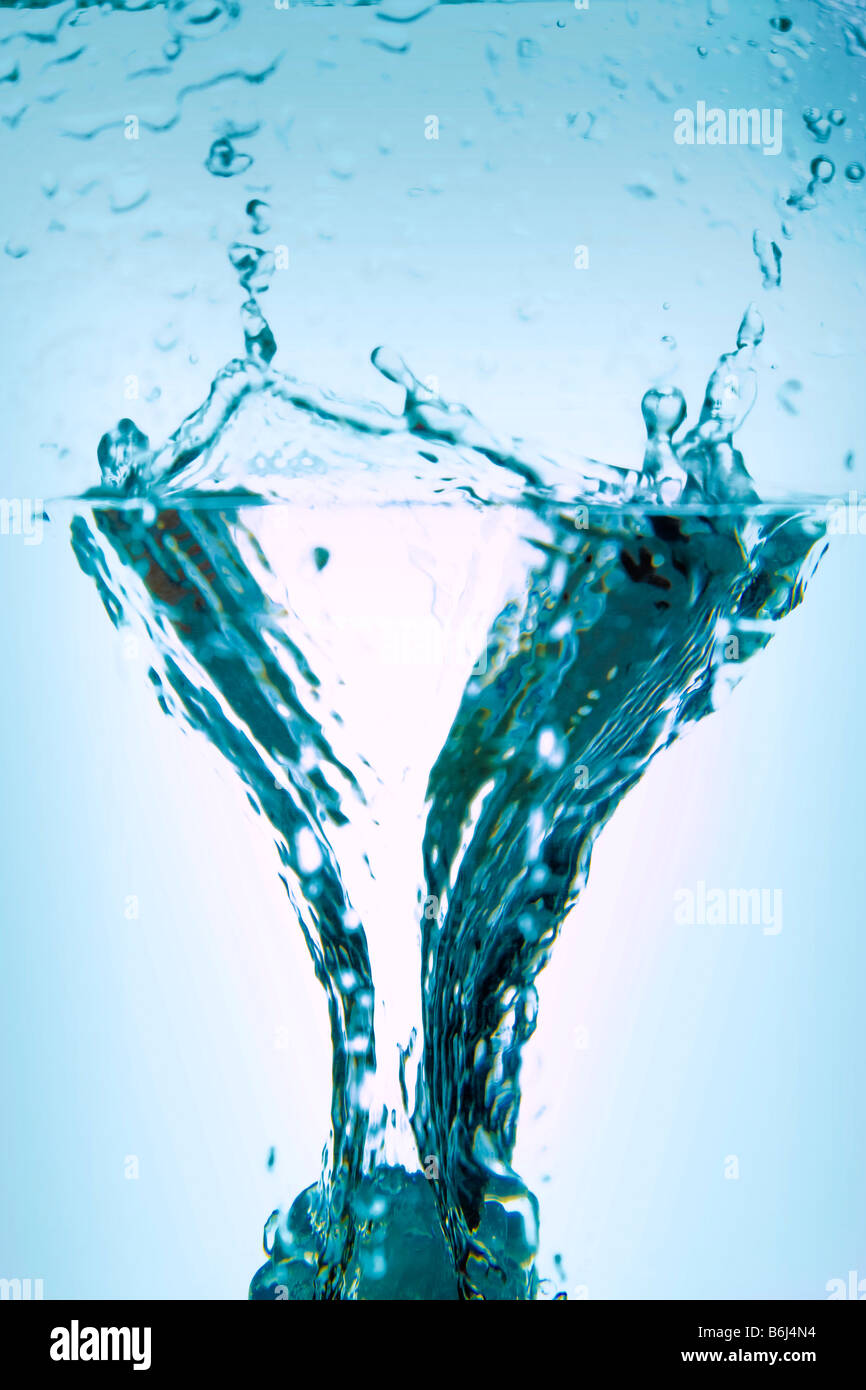 ICE CUBE SPLASHING INTO WATER Stock Photo - Alamy
