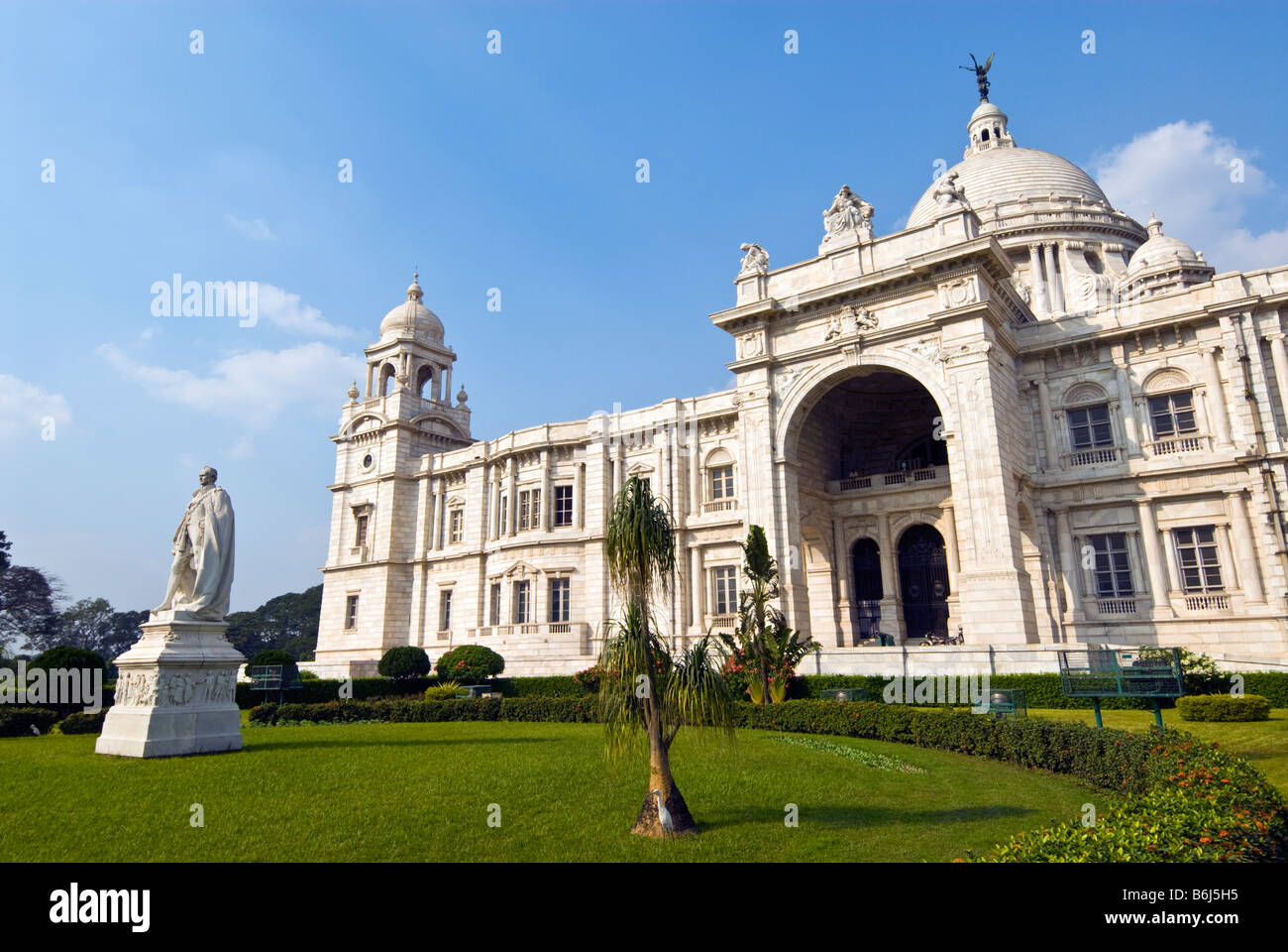 Victoria memorial calcutta statue hi-res stock photography and images ...