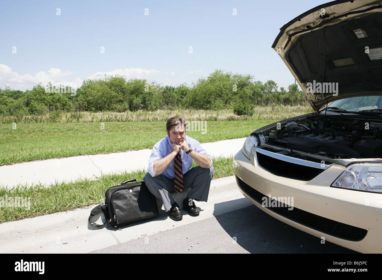 Man sitting on sidewalk curb hi-res stock photography and images - Alamy
