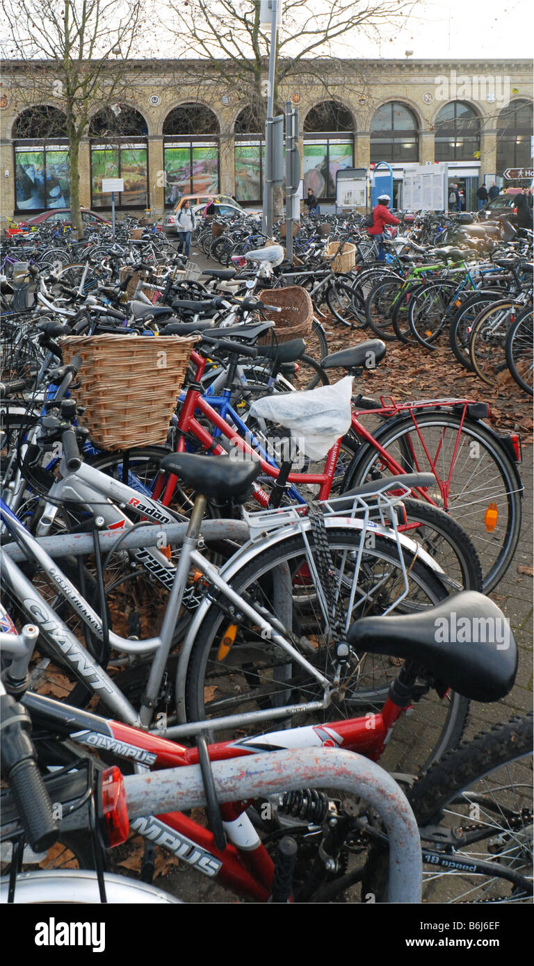 Cycles parked outside Cambridge railway station, England Stock Photo ...