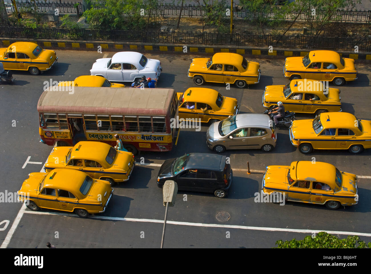 Yellow Ambassador taxis on Chowringhee Street, Kolkata, India Stock ...