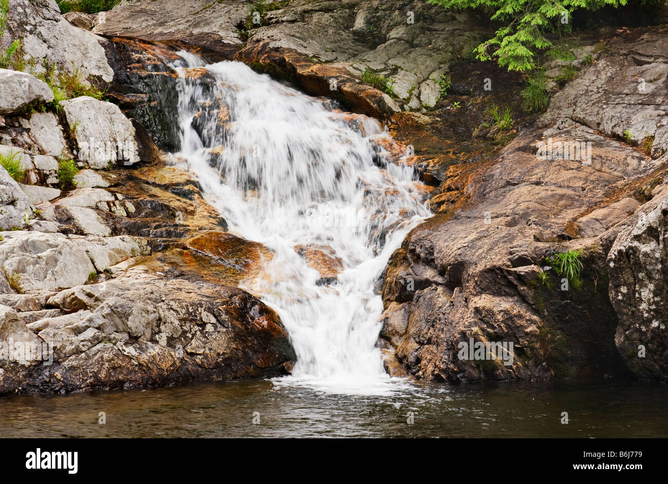 Water splashing over a rock hi-res stock photography and images - Alamy