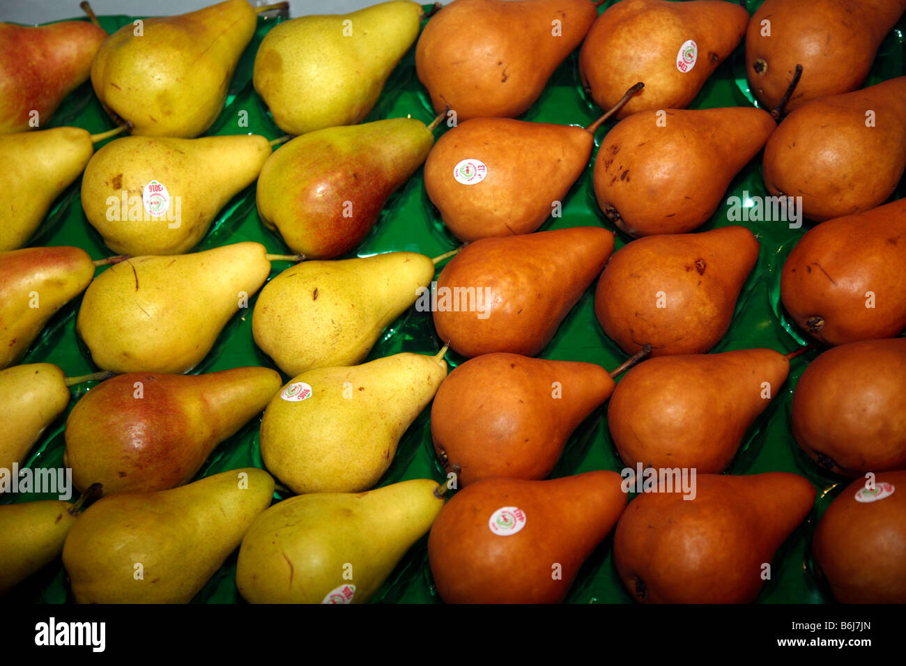 Pears on display at farmers fruit stand Stock Photo - Alamy