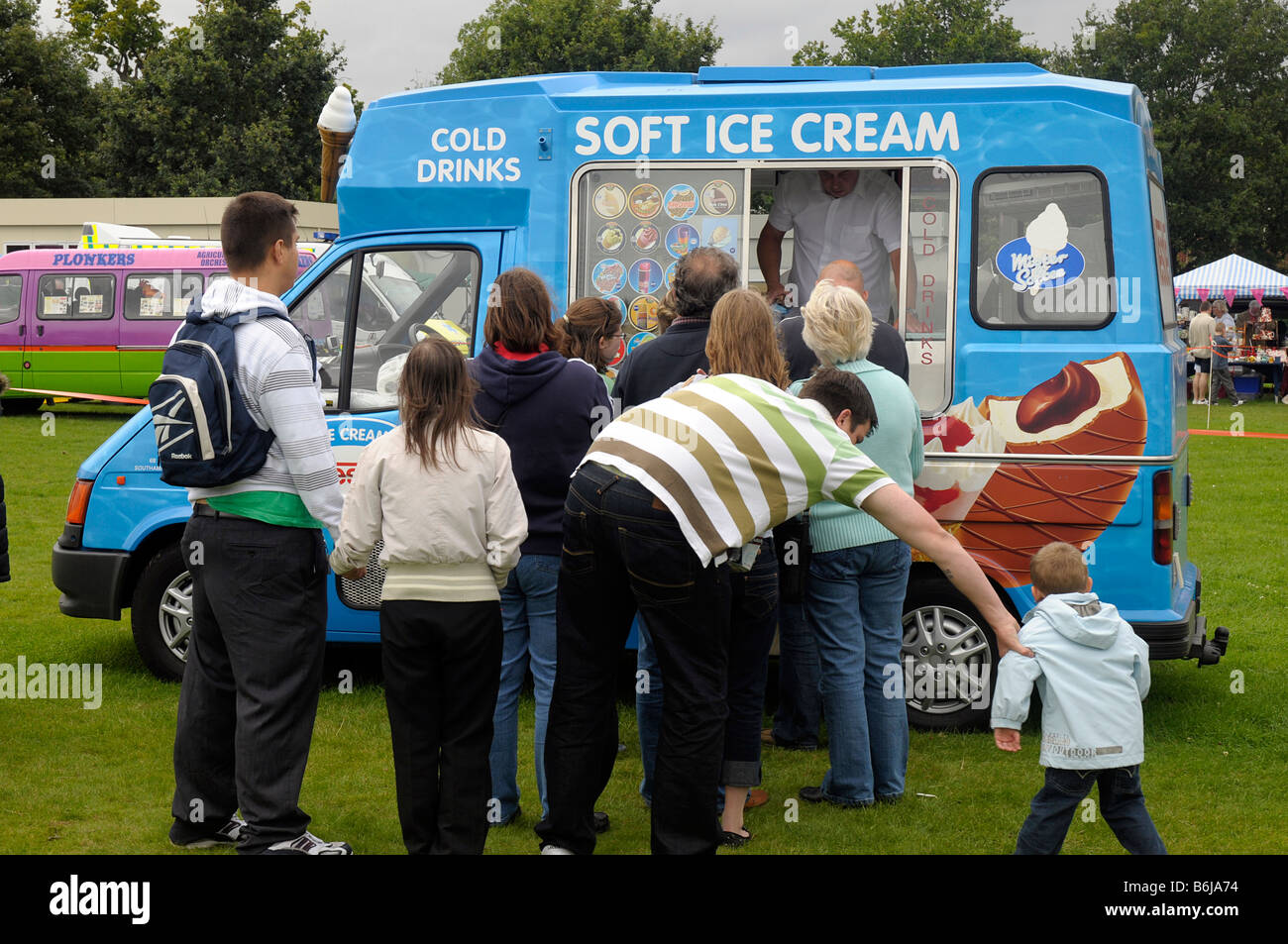 Brockenhurst Carnival August 2008 queueing for an ice cream Stock Photo ...