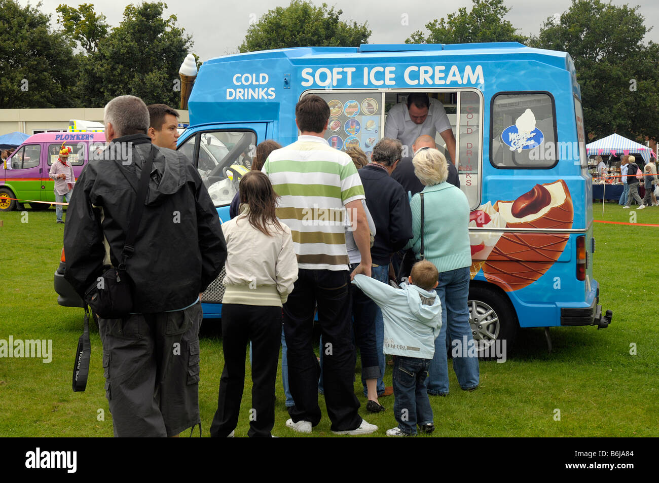 Queueing for ice cream hi-res stock photography and images - Alamy