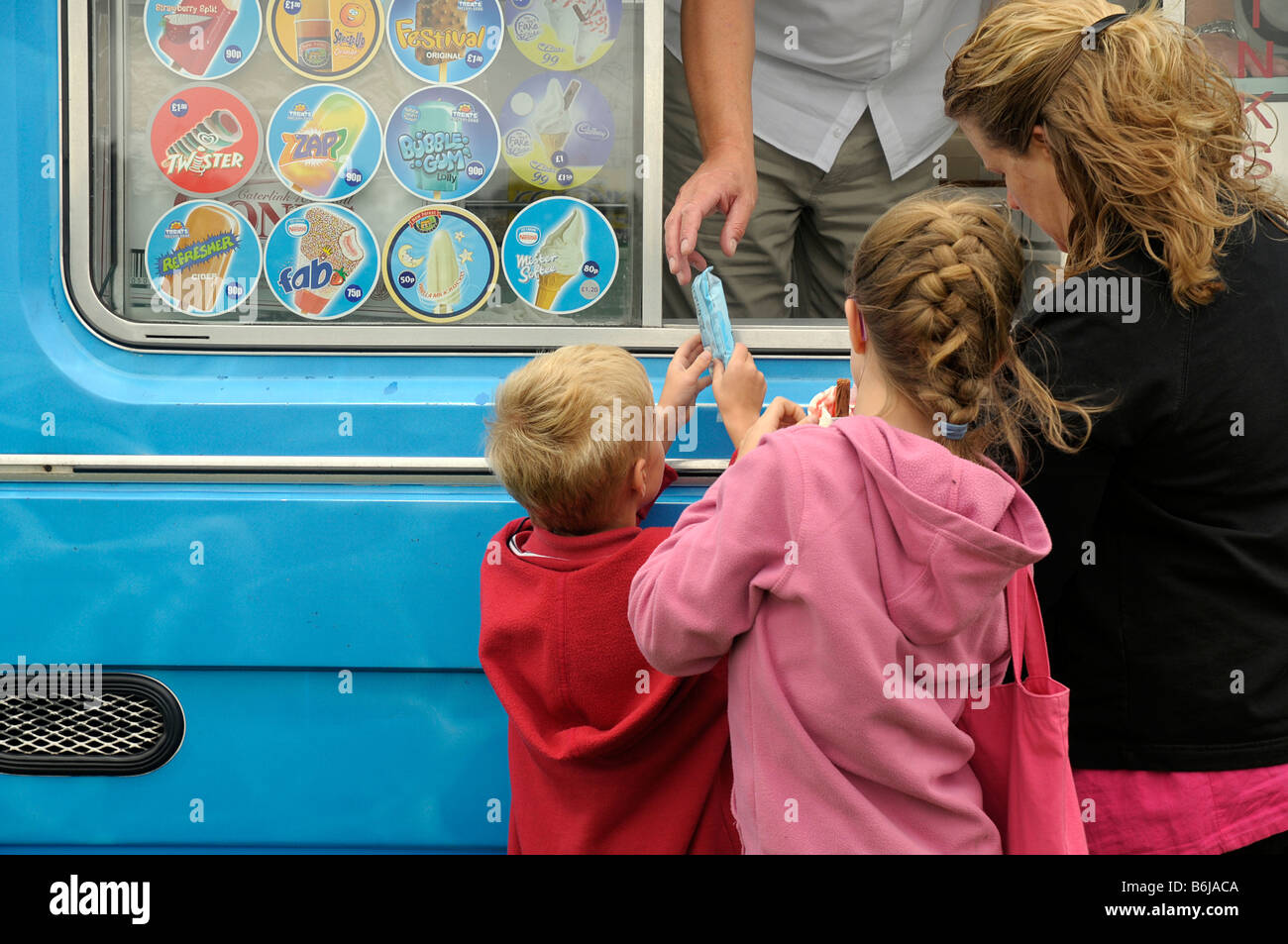 Brockenhurst Carnival August 2008 queueing for an ice cream Stock Photo ...