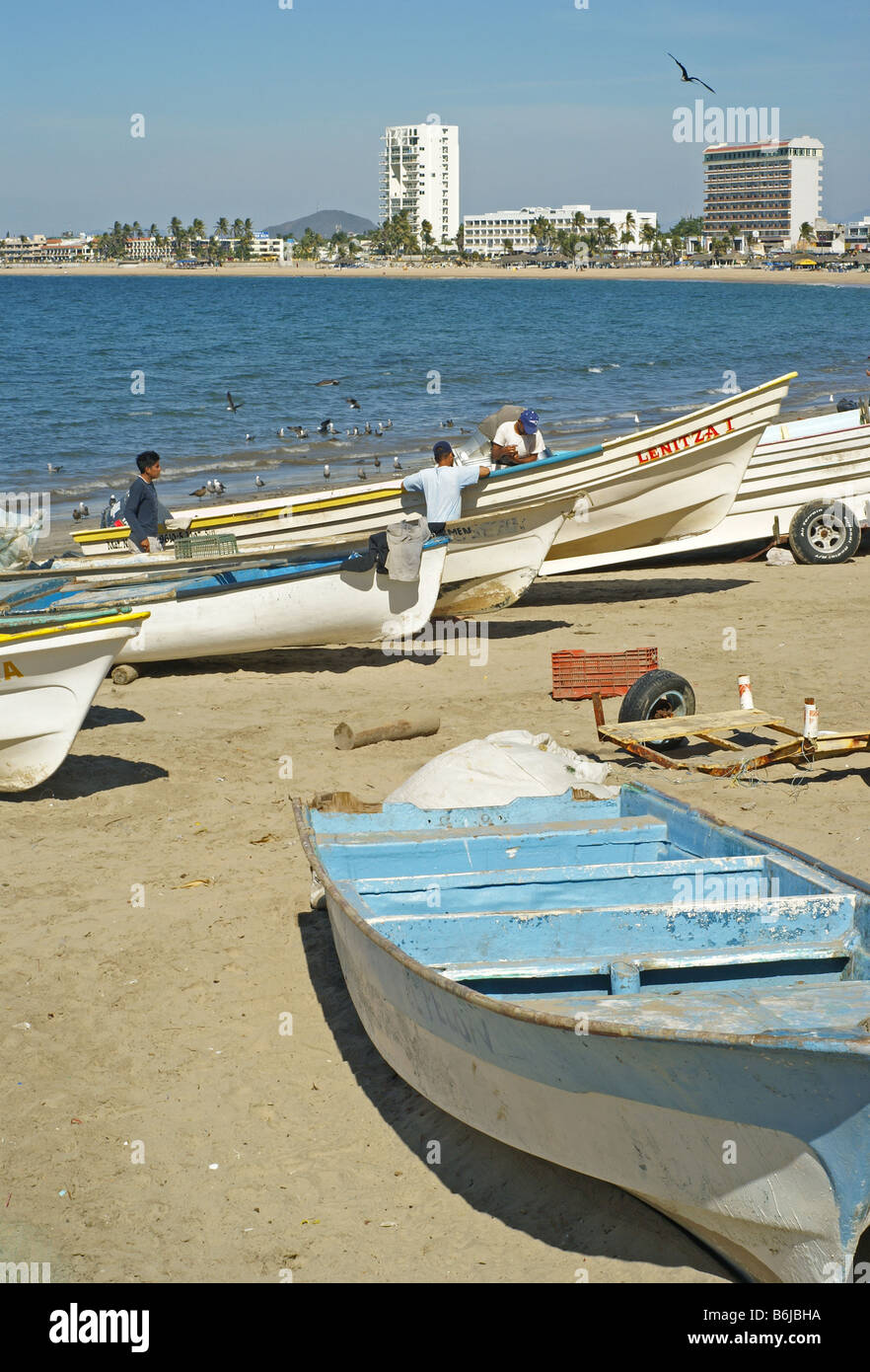 Mexican fishermen working on their boats Stock Photo - Alamy