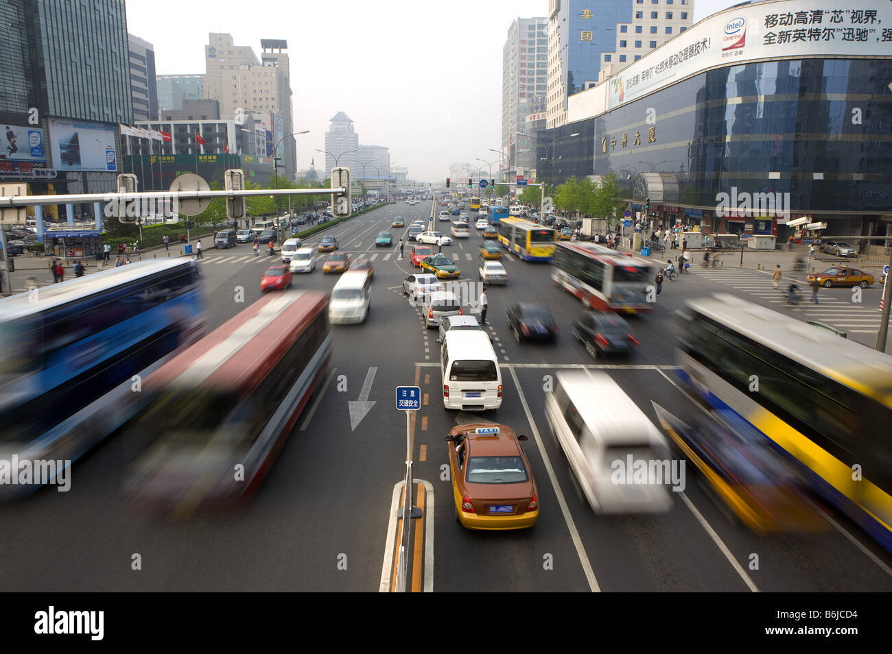 Crossroad cars on city hi-res stock photography and images - Alamy