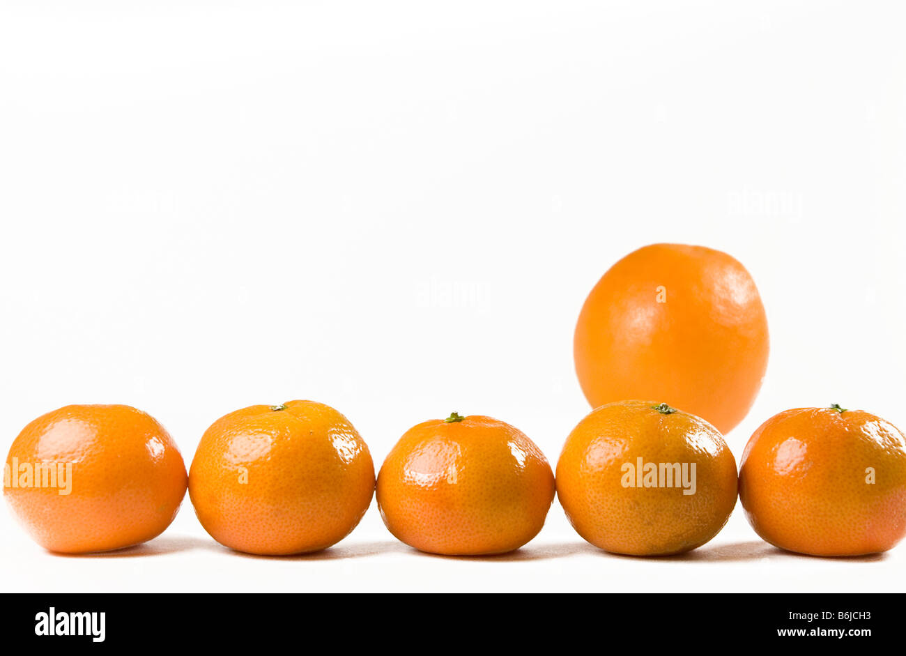 Small oranges hi-res stock photography and images - Alamy