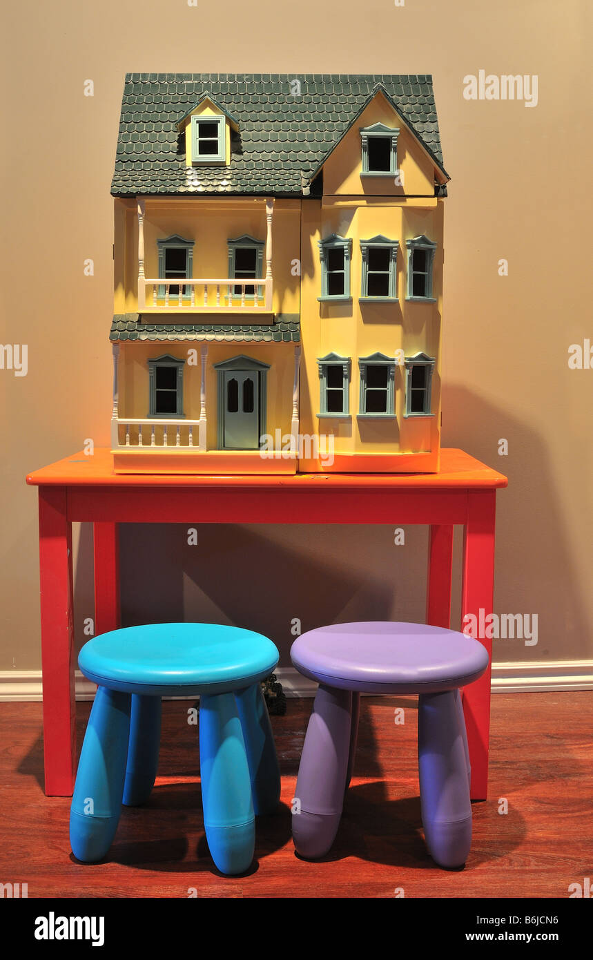 Doll house hi-res stock photography and images - Alamy