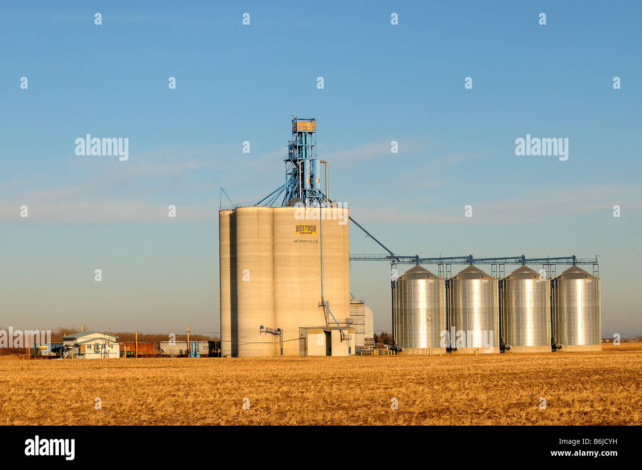 Grain elevator architecture alberta hi-res stock photography and images ...