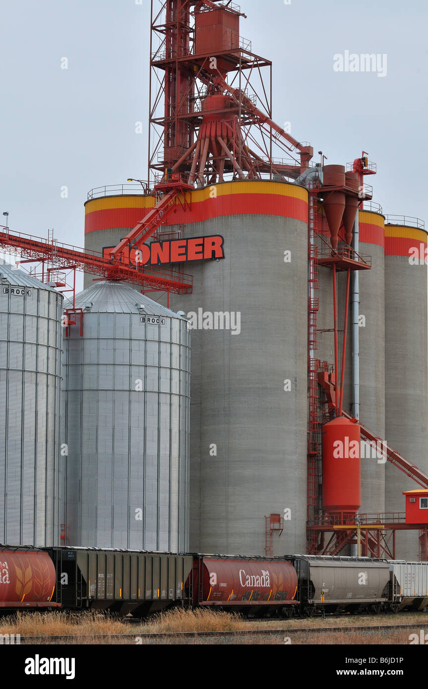 Train loading grain grain elevator hi-res stock photography and images ...