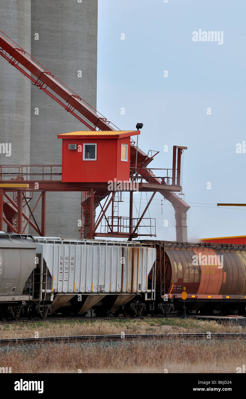 Train loading grain grain elevator hi-res stock photography and images ...