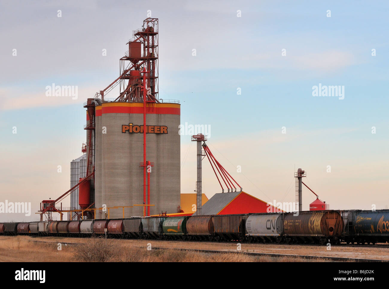 Train loading grain grain elevator hi-res stock photography and images ...