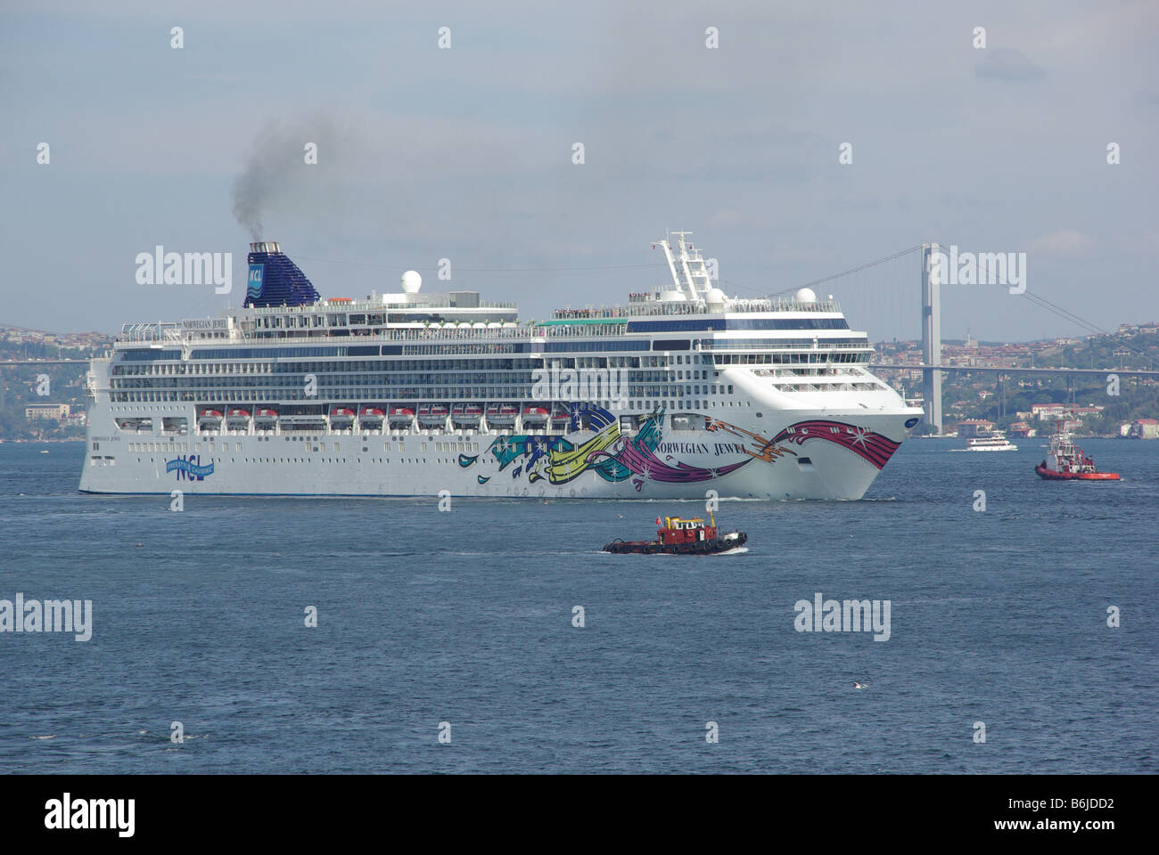 Istanbul cruise ship NCL "Norwegian Jewel" departing Istanbul with ...