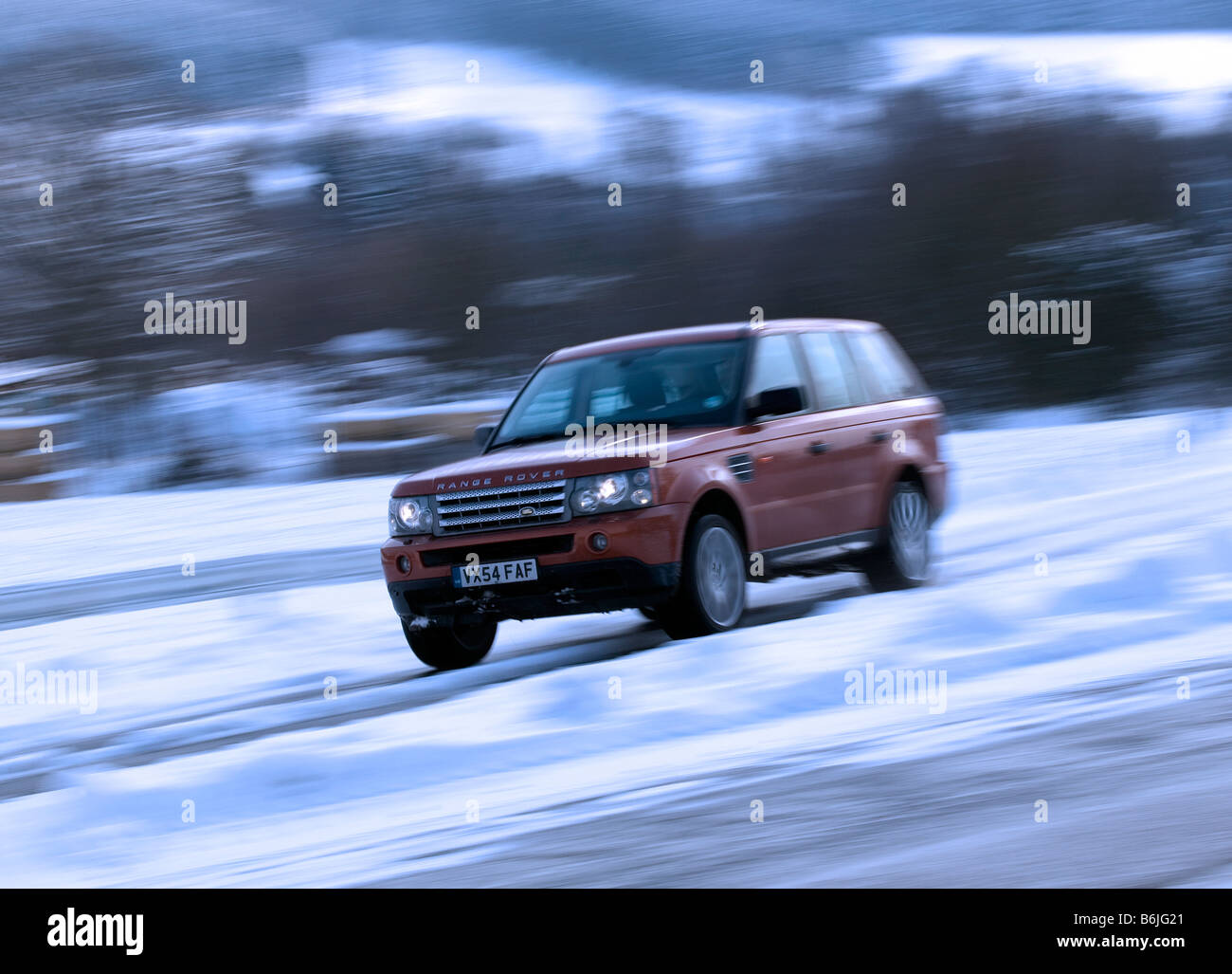 Range rover snow hi-res stock photography and images - Alamy