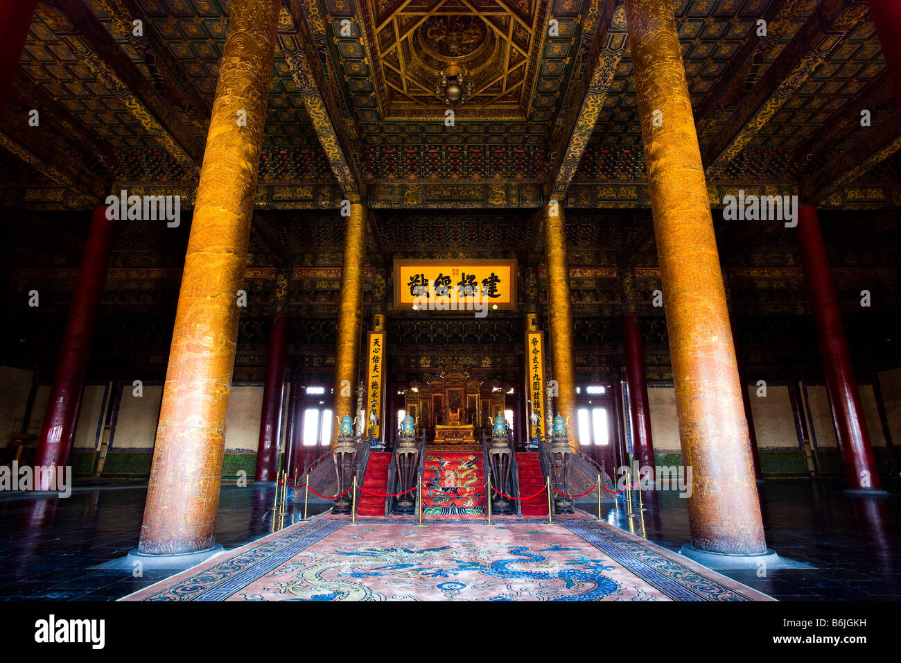 Dragon throne forbidden city beijing hi-res stock photography and ...