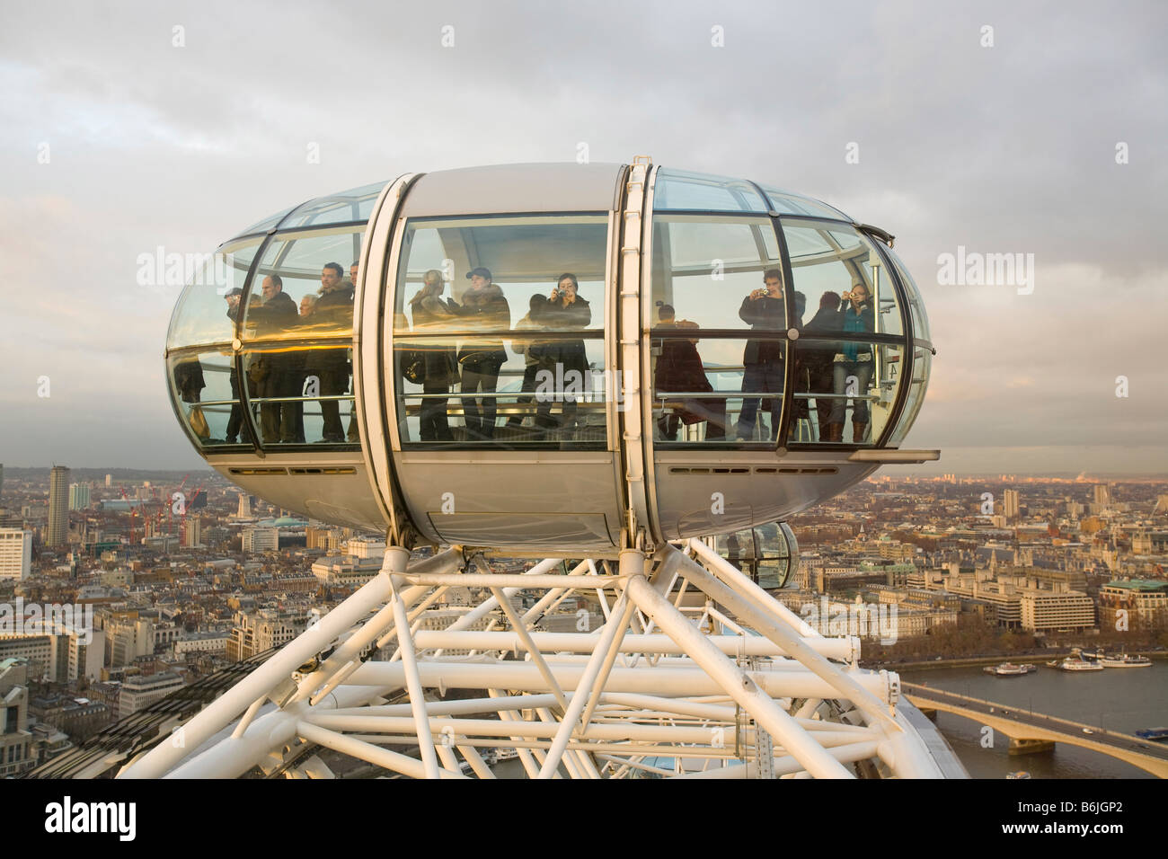 London eye capsule hi-res stock photography and images - Alamy