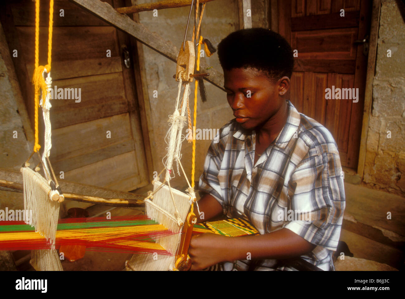Ghana: Bonwire, (Ashanti Region), female Kente cloth weaver, Gifty ...
