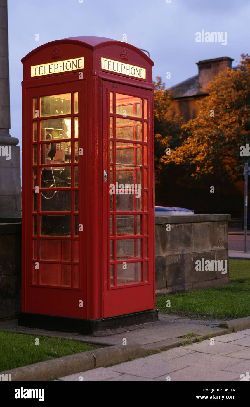 Night Time picture of a traditional red British telephone box Stock ...