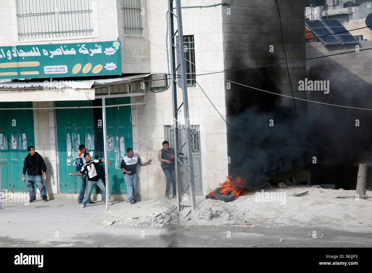 Palestinian intifada throwing stones hi-res stock photography and ...