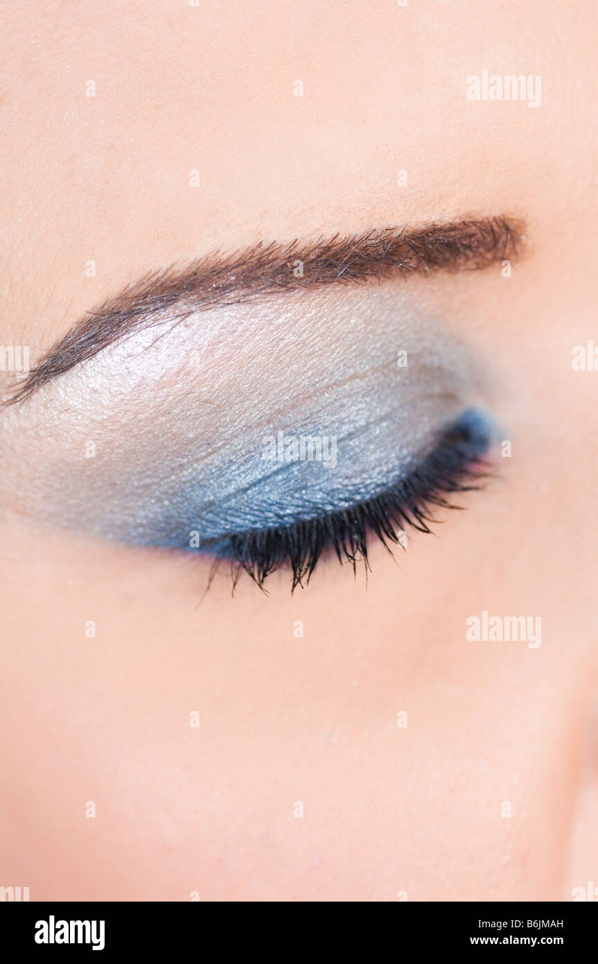 Woman wearing eyeshadow makeup Stock Photo - Alamy