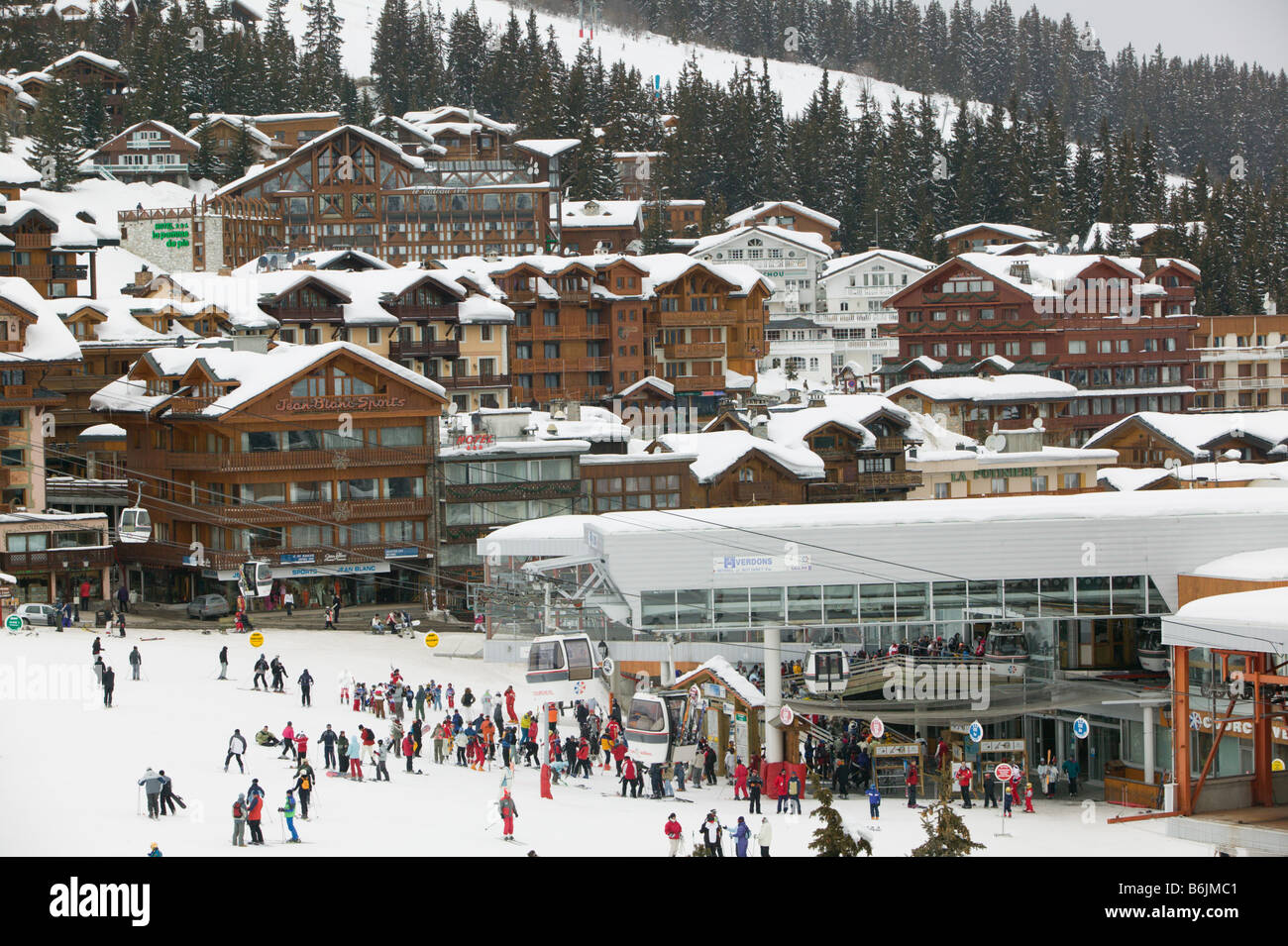 FRANCE, French Alps (Savoie), COURCHEVEL 1850: Skiers / Le Croisette ...