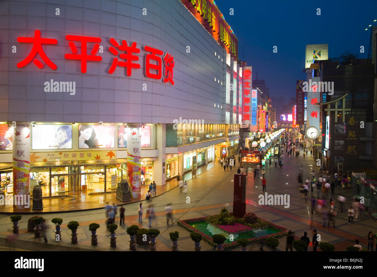 Chunxi road chengdu hi-res stock photography and images - Alamy