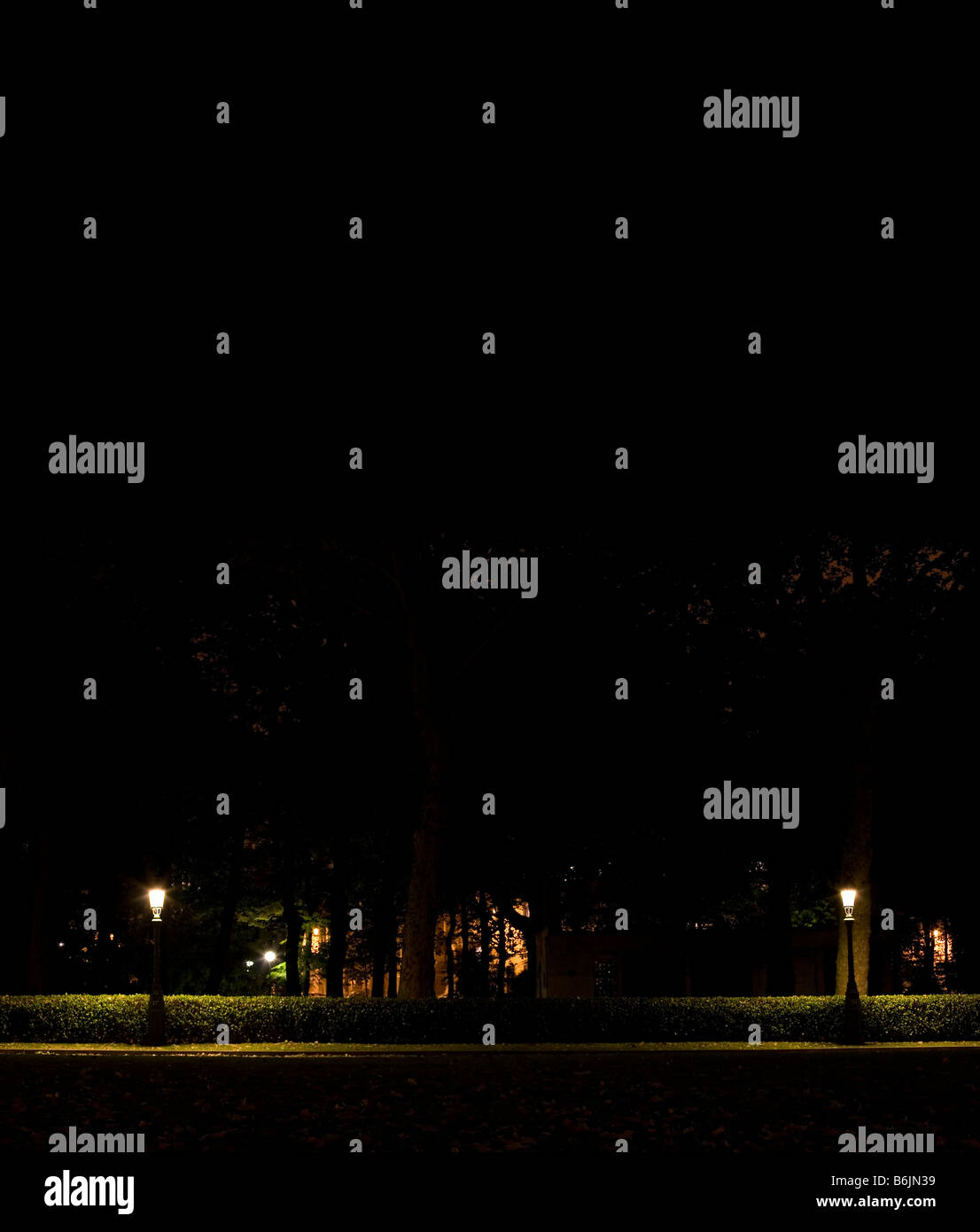 streetlights lamp dark night park Brussels Belgium Stock Photo - Alamy