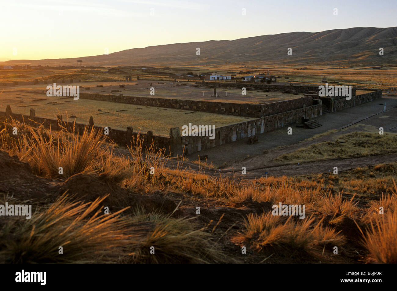 Tiwanaku hi-res stock photography and images - Alamy