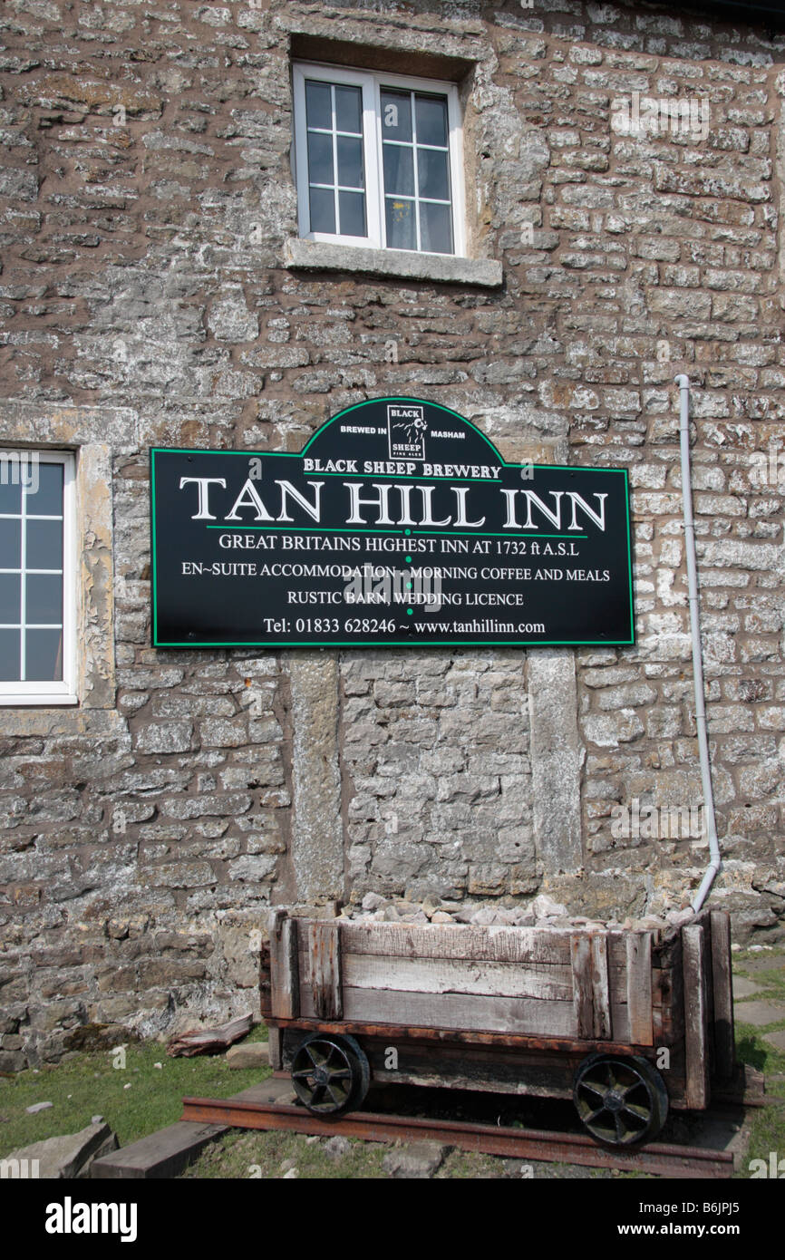 Tan Hill Inn Tan Hill North Yorkshire Highest pub in Britain at 1732ft ...