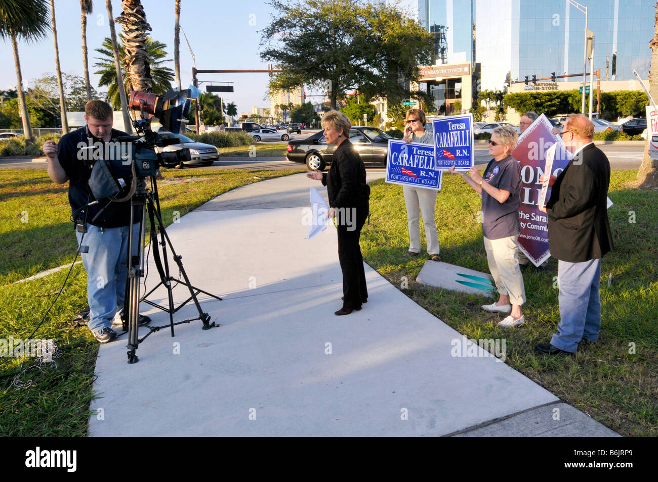 Field reporter hi-res stock photography and images - Alamy