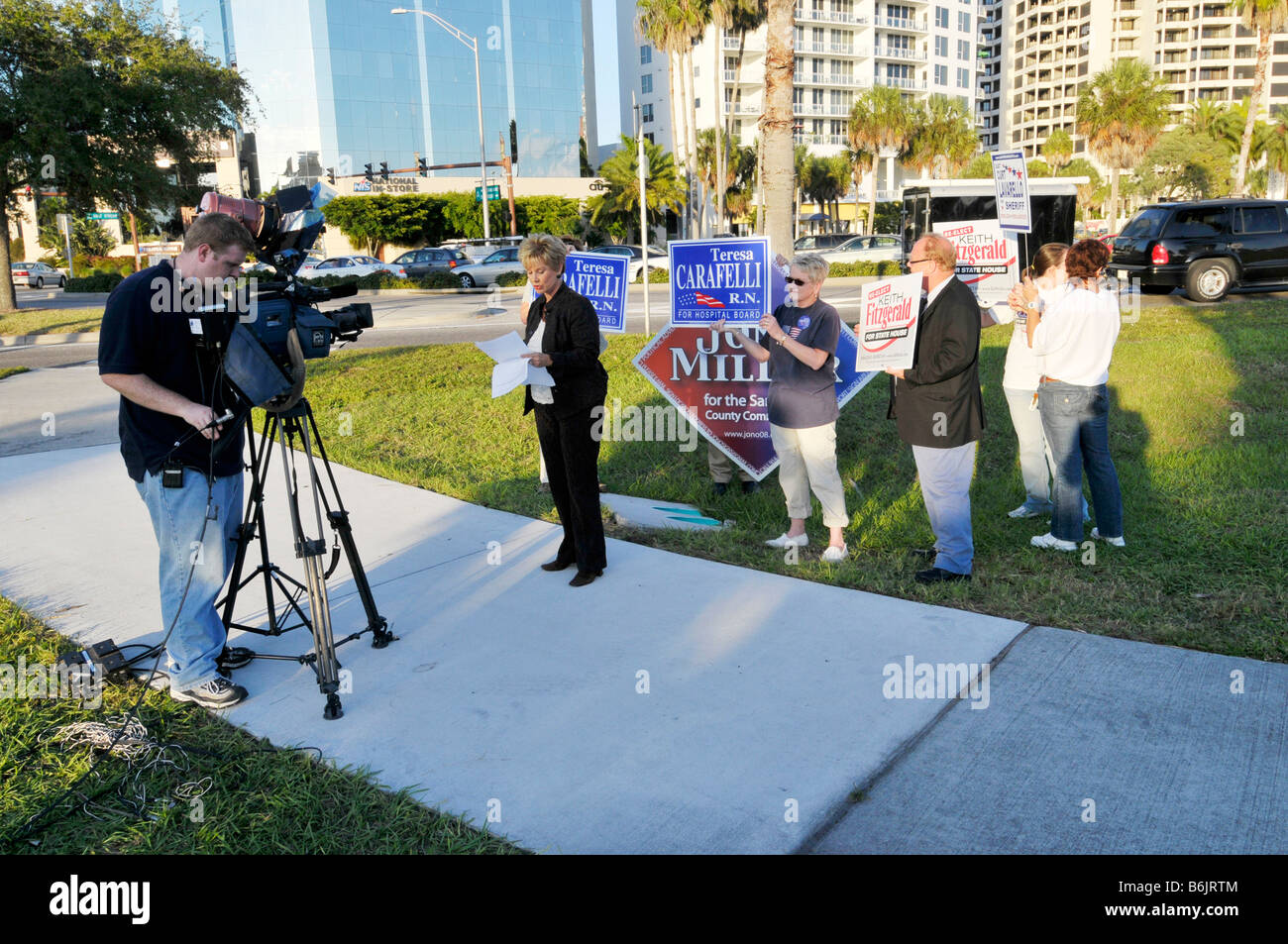 Tv news reporter hi-res stock photography and images - Alamy