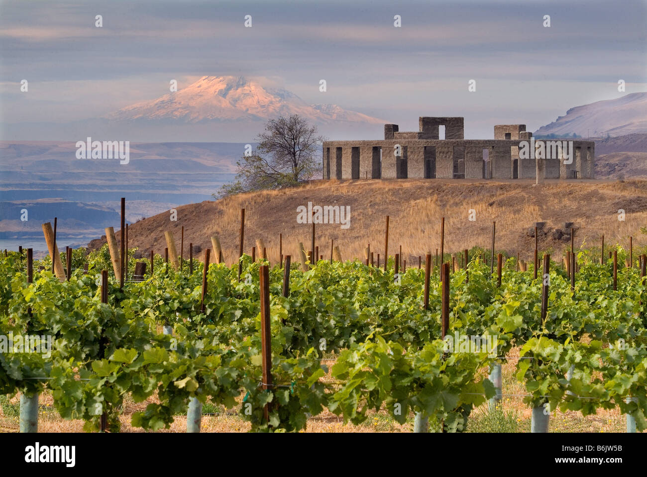 Maryhill stonehenge hi-res stock photography and images - Alamy