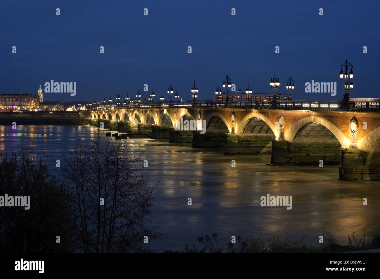 stone bridge (aka "pont de pierre) and garonne river at night ...