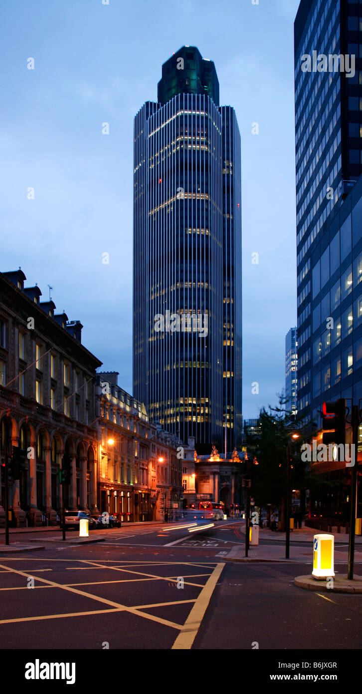 City of london dusk tower 42 hi-res stock photography and images - Alamy