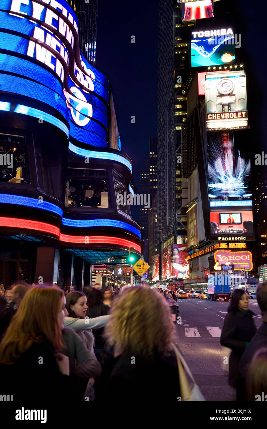 Busy times square hi-res stock photography and images - Alamy
