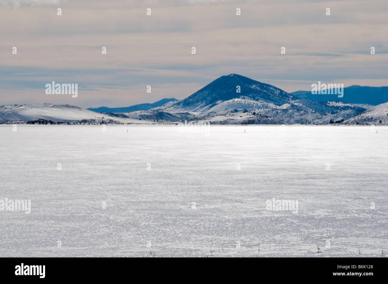 Remote field of snow Stock Photo - Alamy