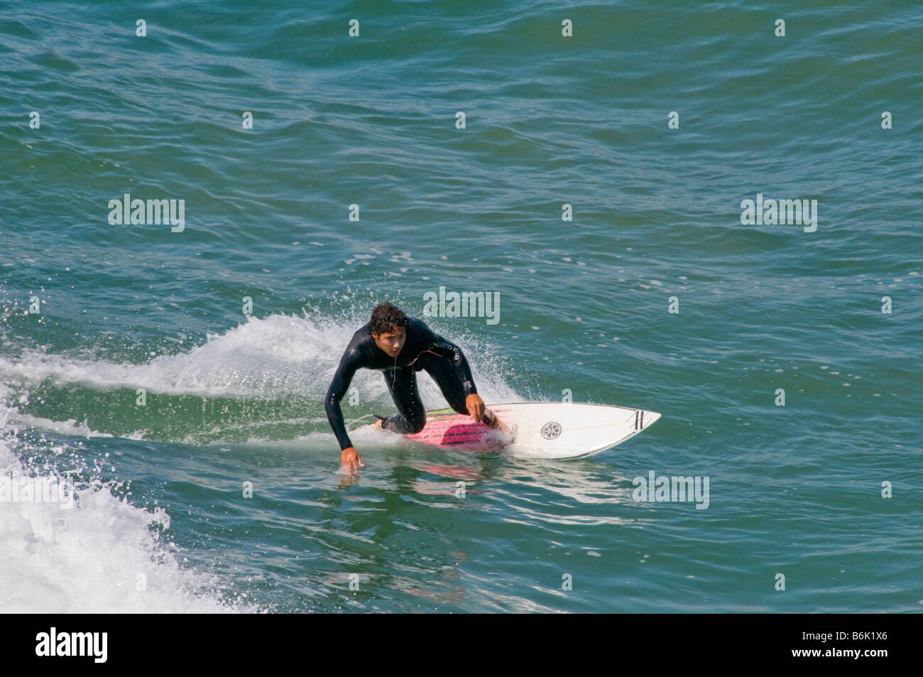 Riding a wave surfer hi-res stock photography and images - Alamy