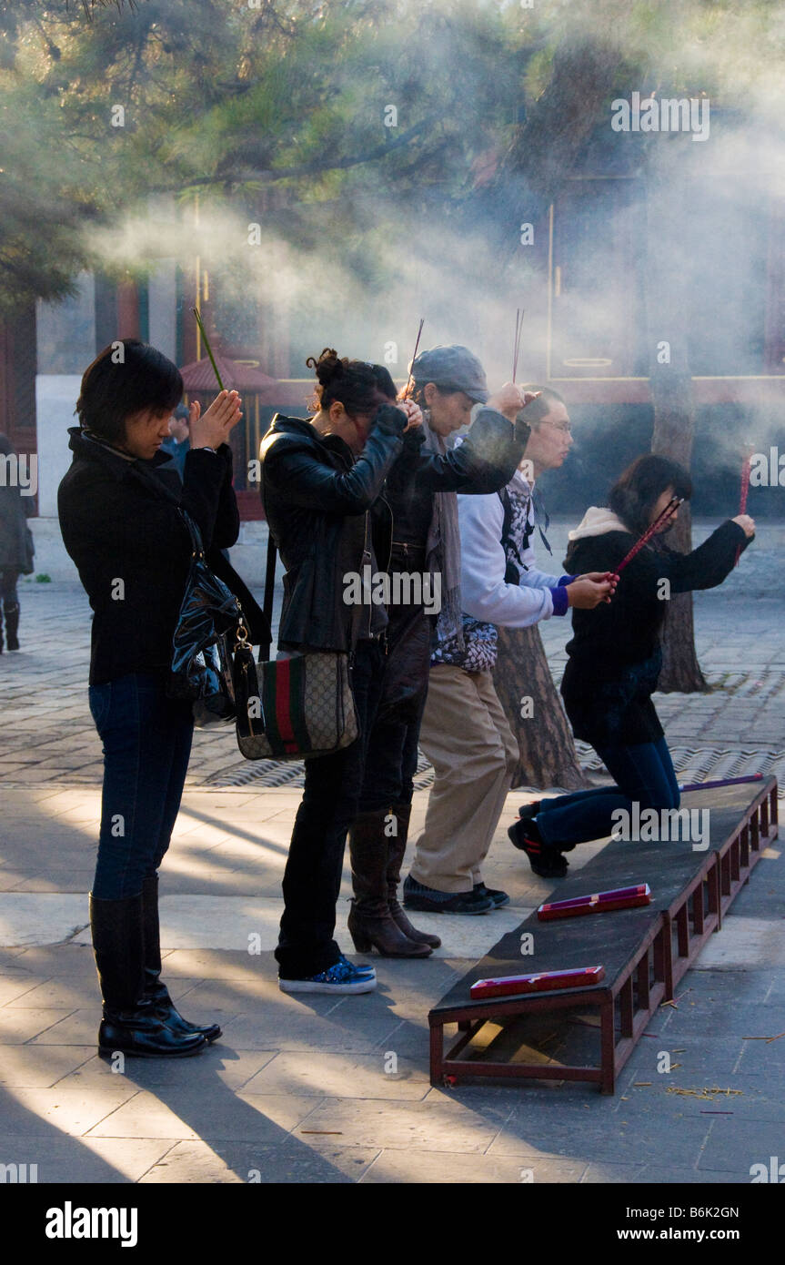 People praying at the Lama Temple Beijing China Stock Photo - Alamy