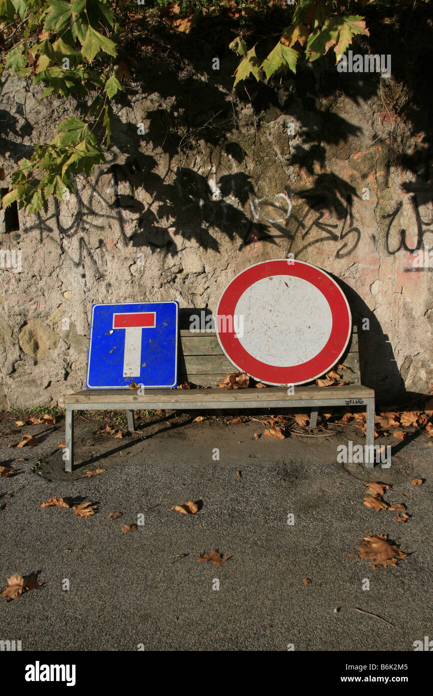Two way traffic sign on white triangle hi-res stock photography and ...