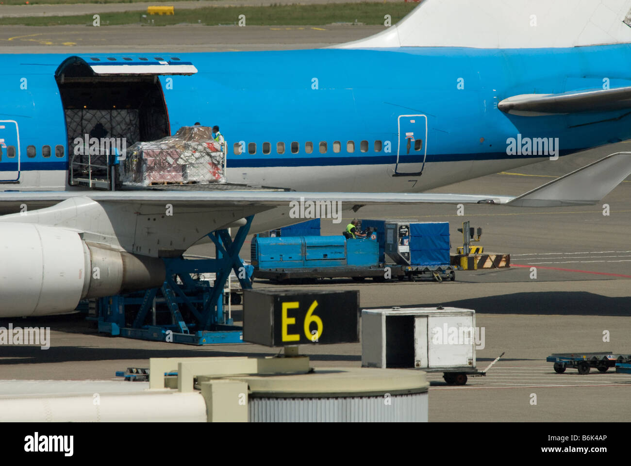 Air cargo loading hi-res stock photography and images - Alamy