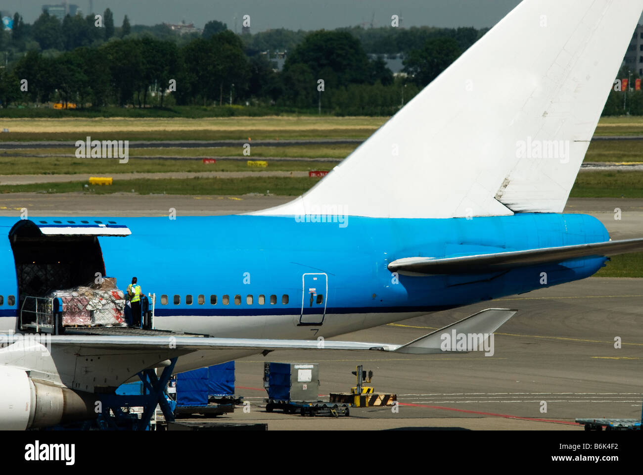 Load cargo airplane hi-res stock photography and images - Alamy
