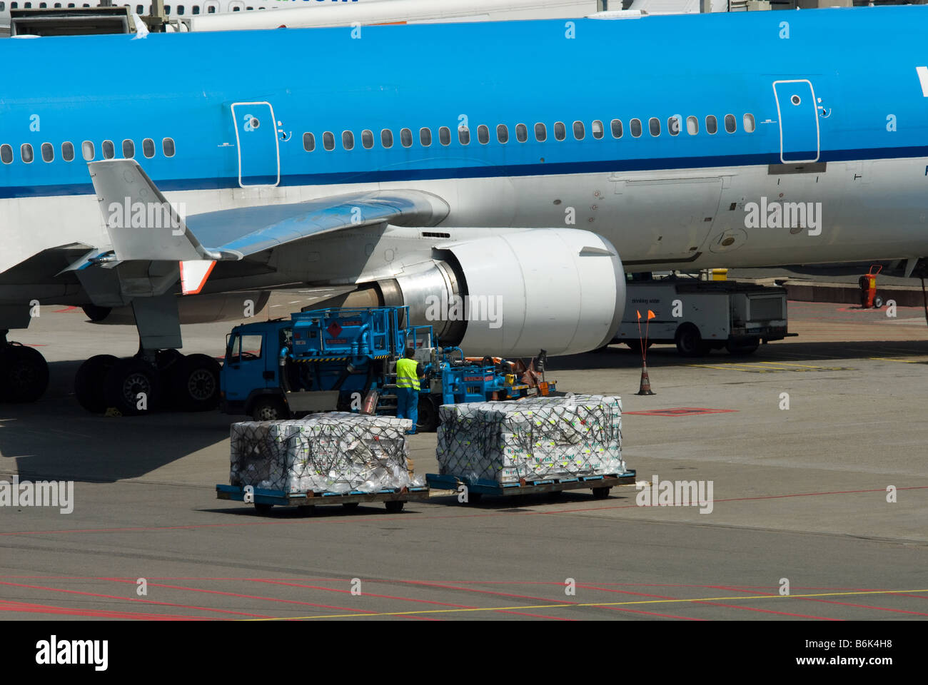 Luggage Plane Load Stock Photos & Luggage Plane Load Stock Images - Alamy
