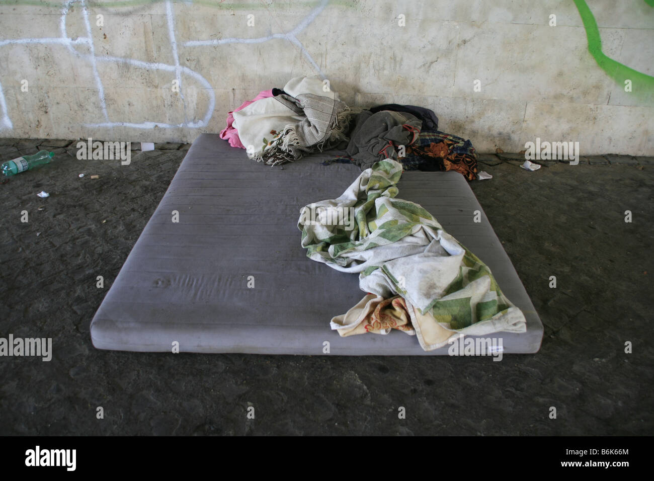bed of homeless man person under bridge Stock Photo - Alamy